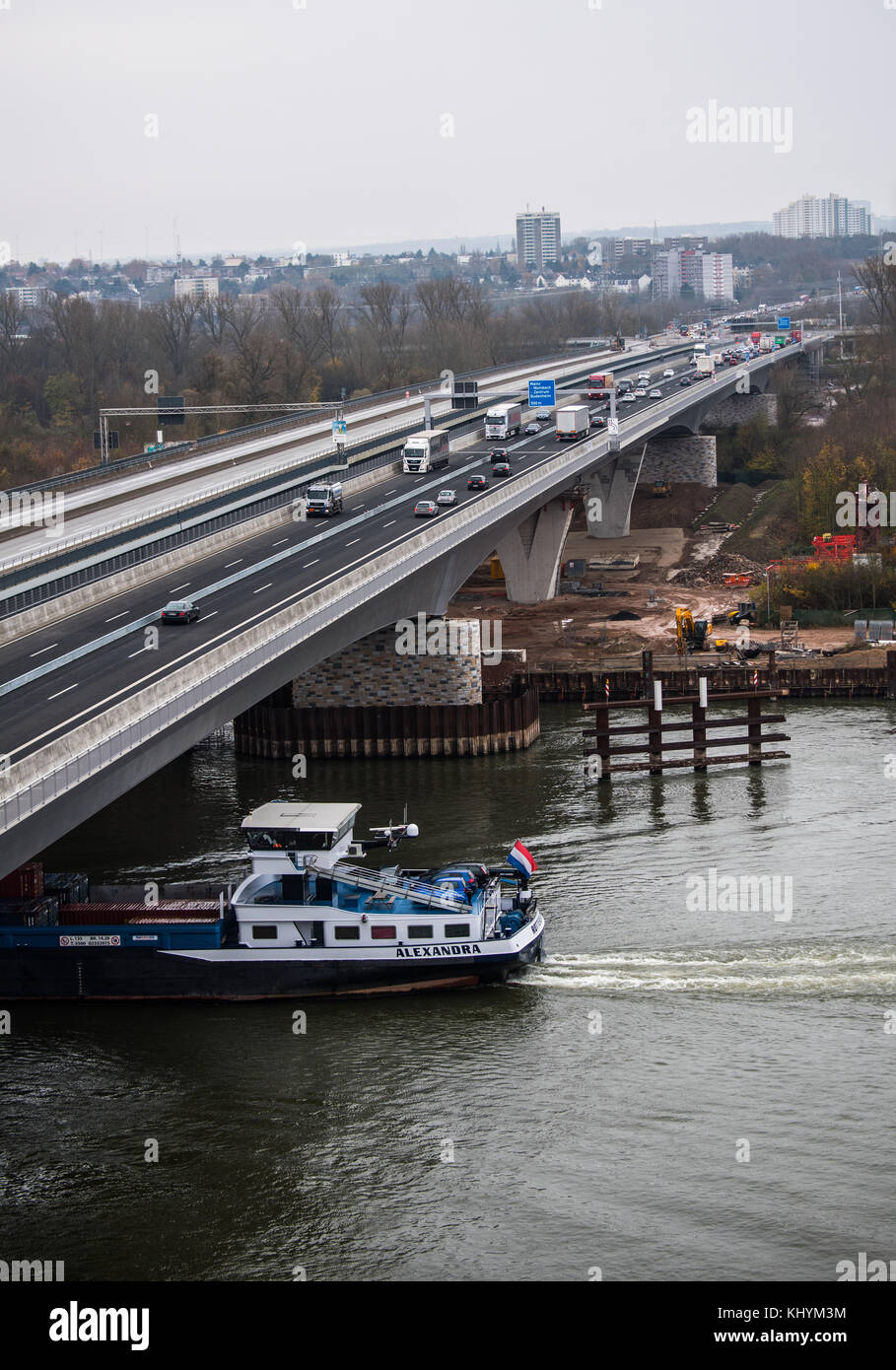 A cargo ship drives under the Schiersteiner bridge in Wiesbaden ...