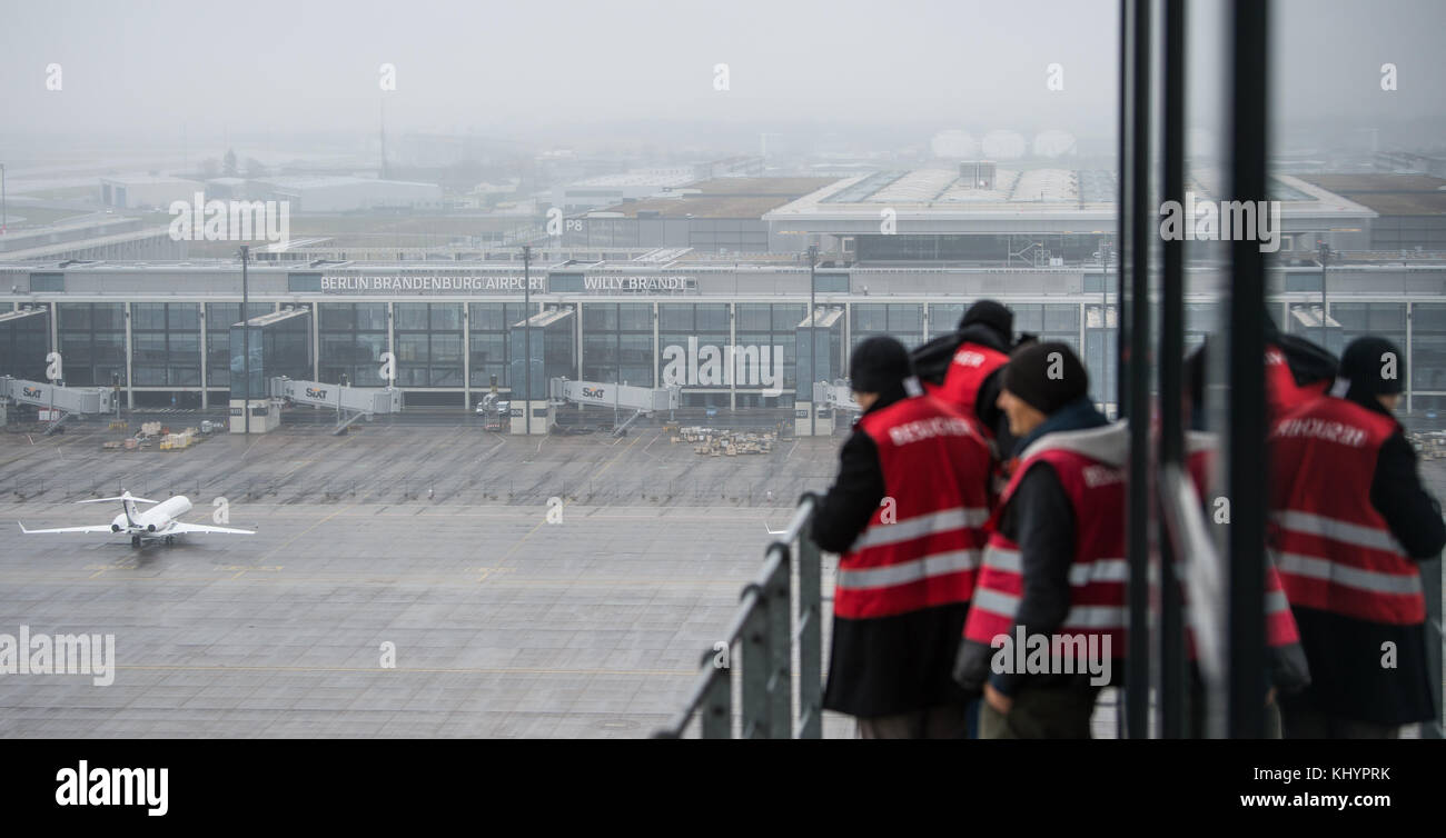 Schoenefeld, Germany. 21st Nov, 2017. An airplane stands on the runway ...