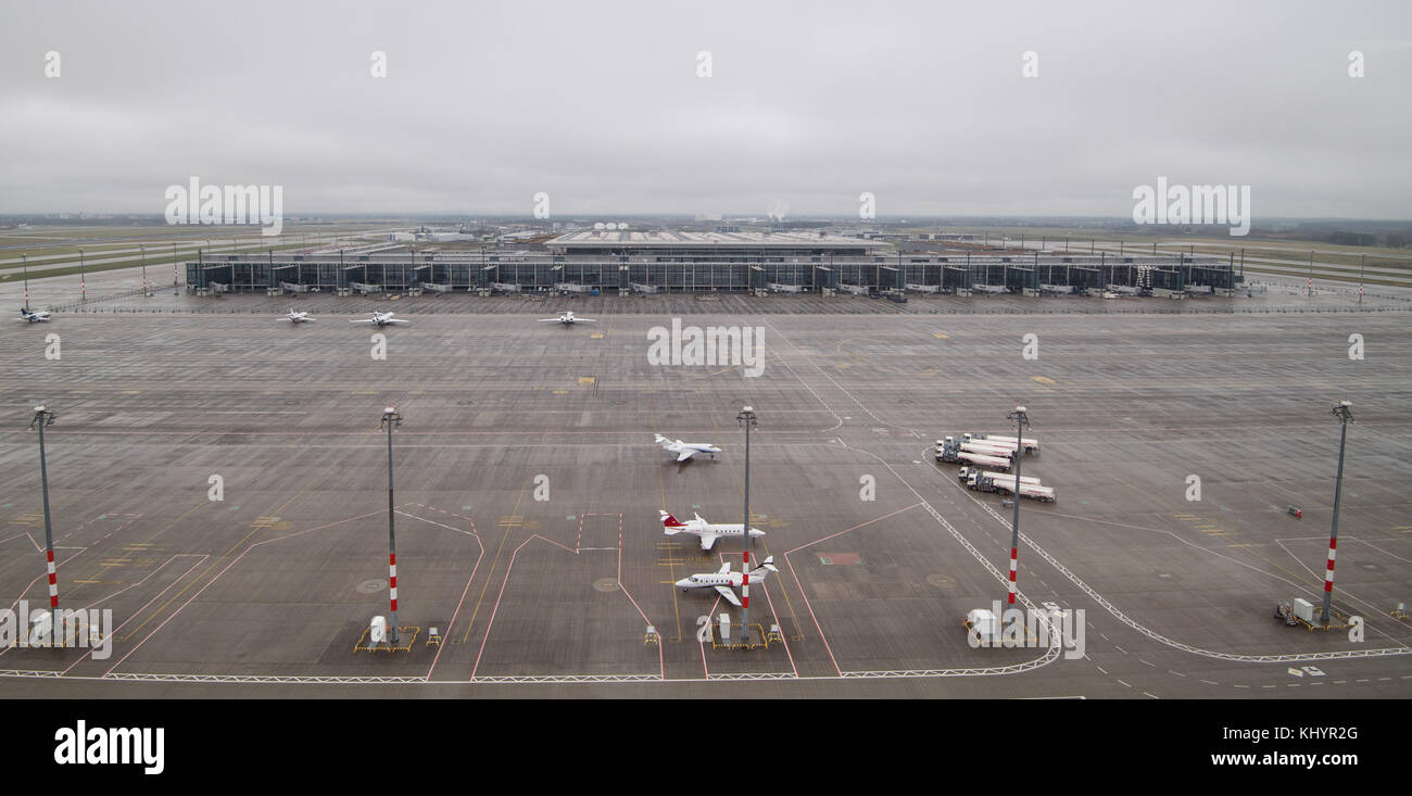 Schoenefeld, Germany. 21st Nov, 2017. Airplanes stand on the runway ...