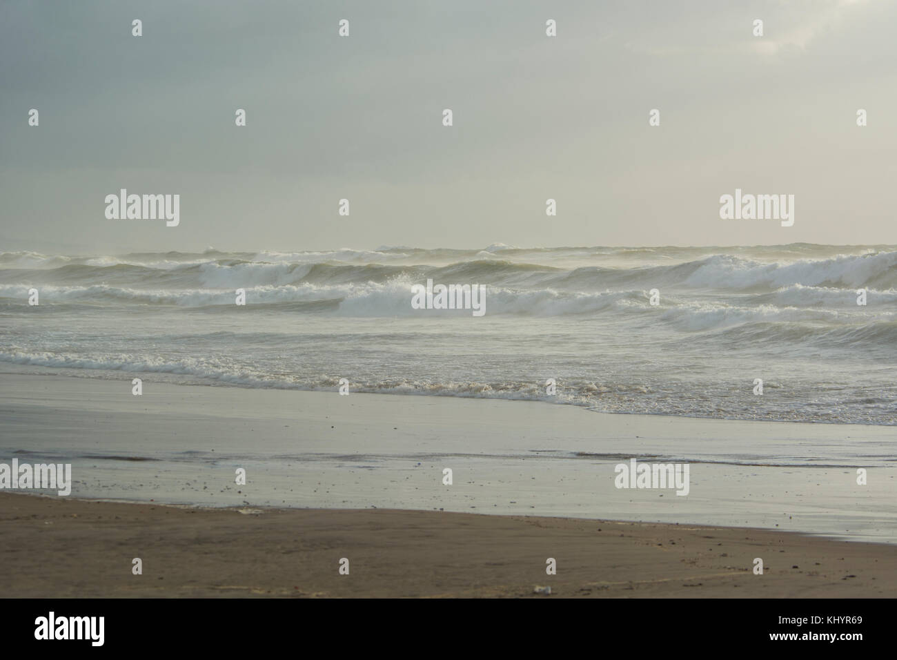 Ramlet Al Baida, Beirut Lebanon, 21st Nov, 2017. Waves at sunset on the ...
