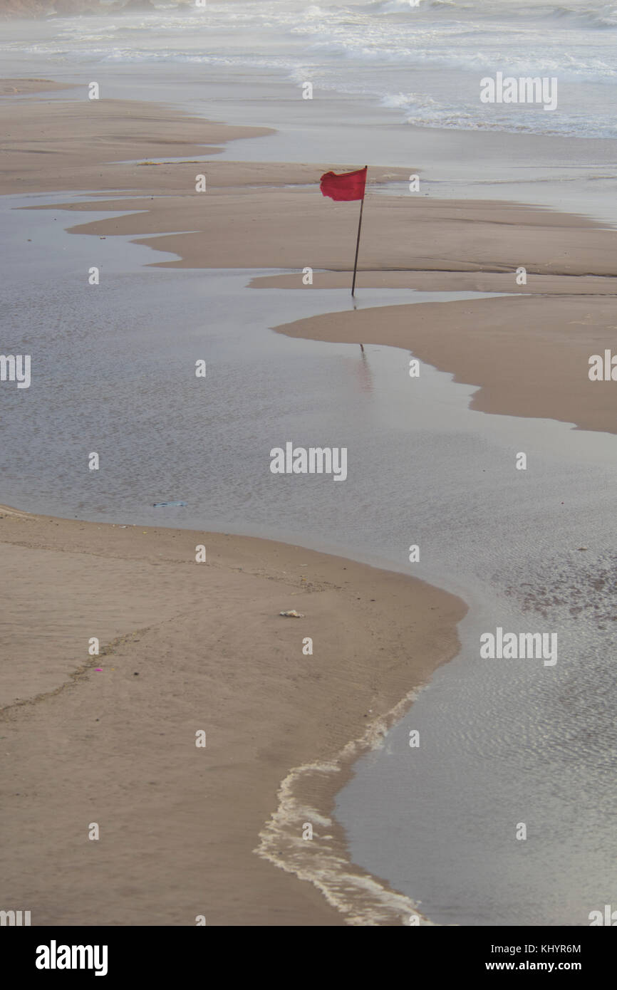 Ramlet Al Baida, Beirut Lebanon, 21st Nov, 2017. Red flag in the wind ...