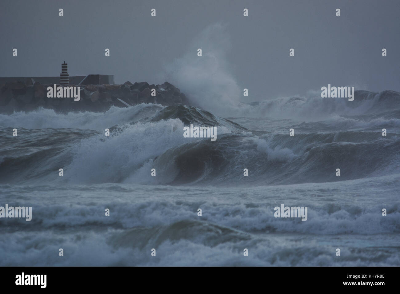 Ramlet Al Baida, Beirut Lebanon, 21st Nov, 2017. High waves breaking ...