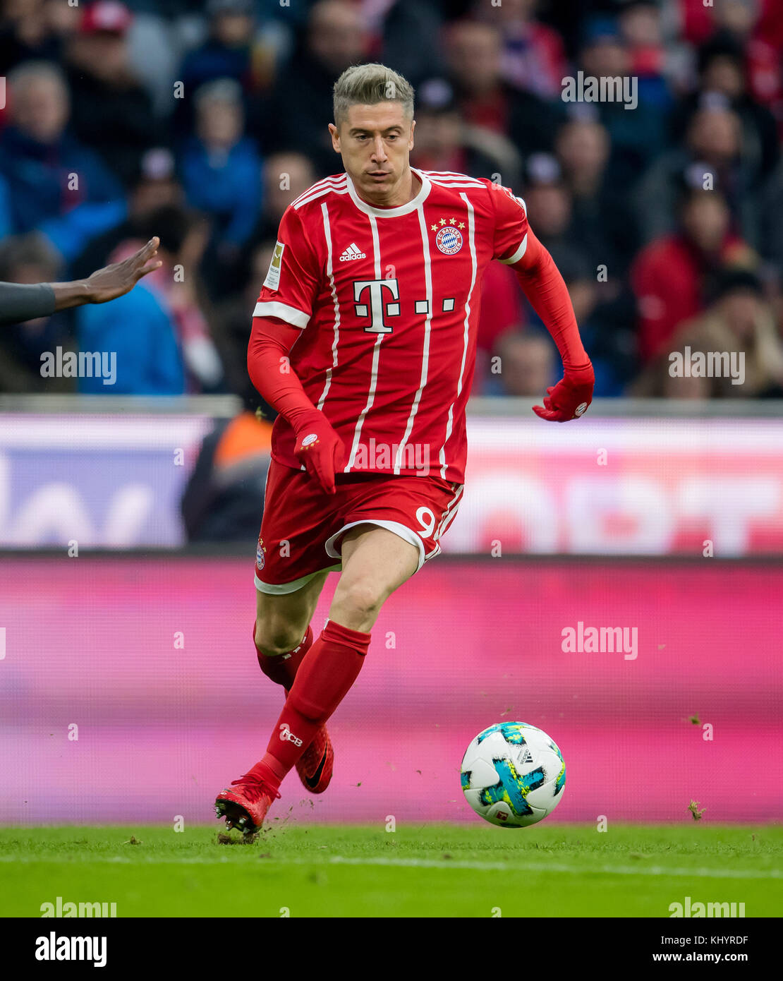 Munich, Germany. 18th Nov, 2017. Munich's Robert Lewandowski in action ...