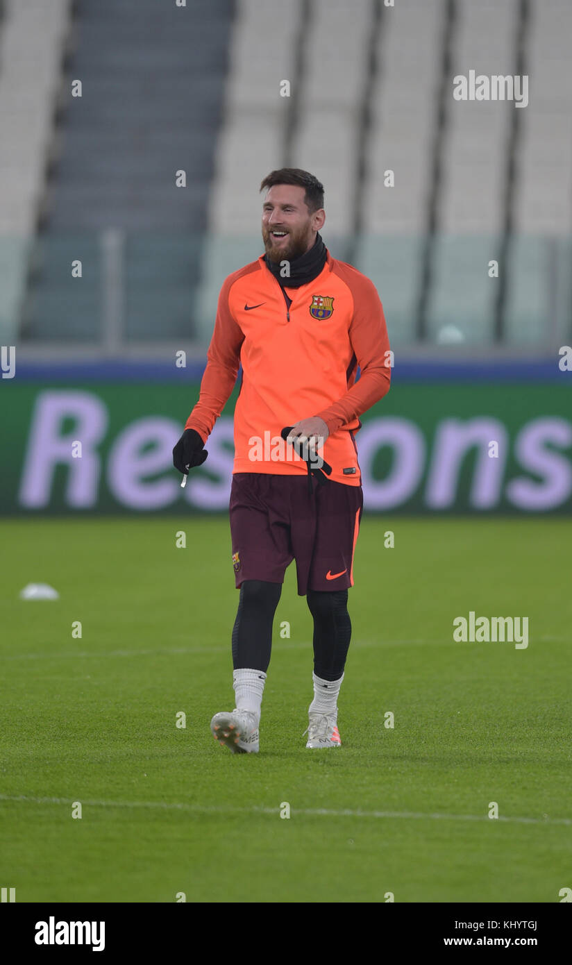 Messi azione hi-res stock photography and images - Alamy