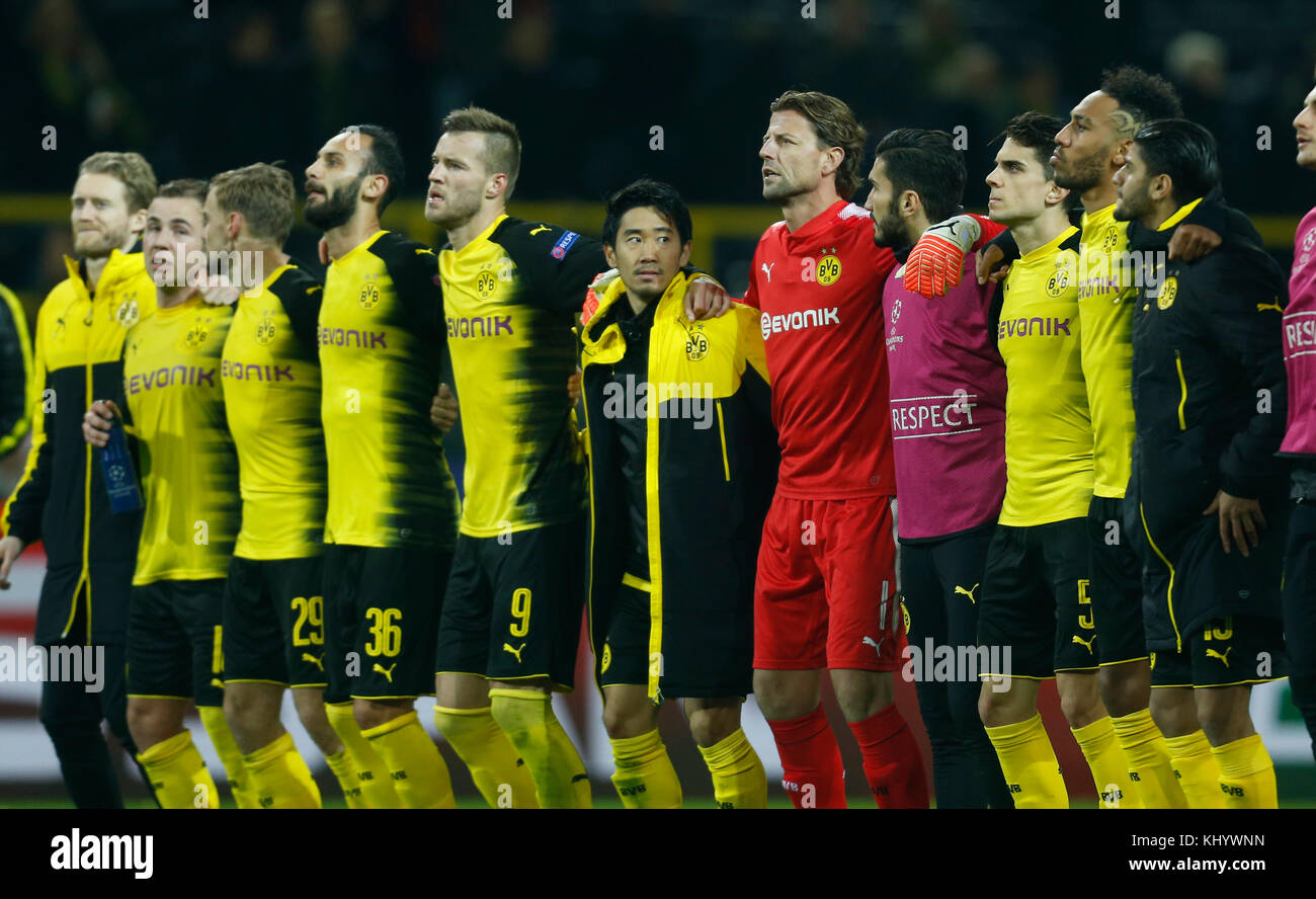 Dortmund, Germany. 21st Nov, 2017. Dortmund's team stands in front of ...