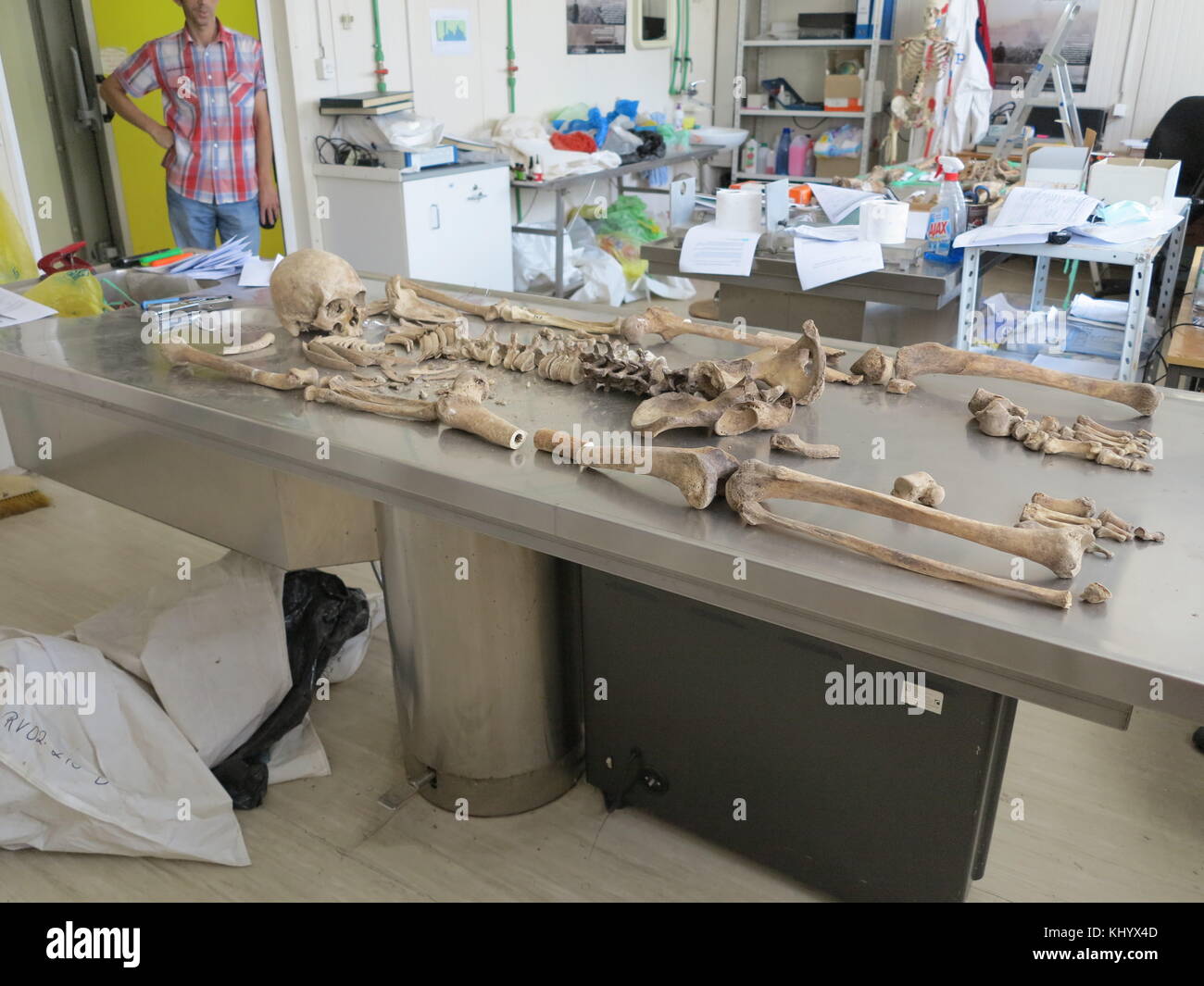 Autopsy table centre hi-res stock photography and images - Alamy