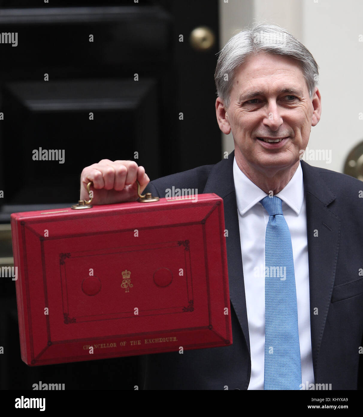 Chancellor of the exchequer philip hammond leaves downing street hi-res ...