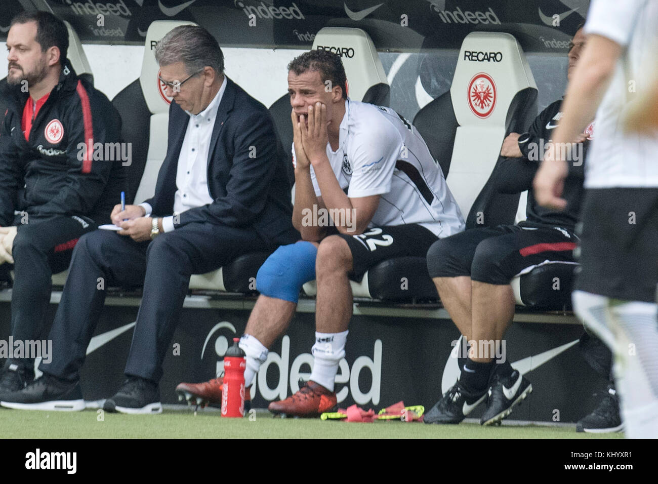 Timothy CHANDLER (F) sitzt with einem Verband um sein rechtes Knie auf ...