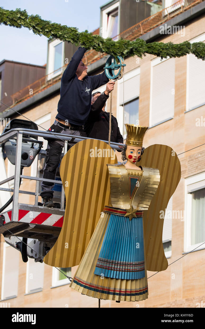 Nuremberg, Germany. 22nd Nov, 2017. Workers fix the restored tinsel ...