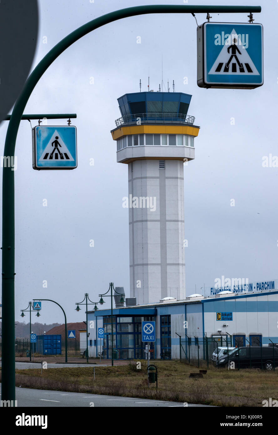 Parchim, Germany. 22nd Nov, 2017. The new tower stands next to the ...