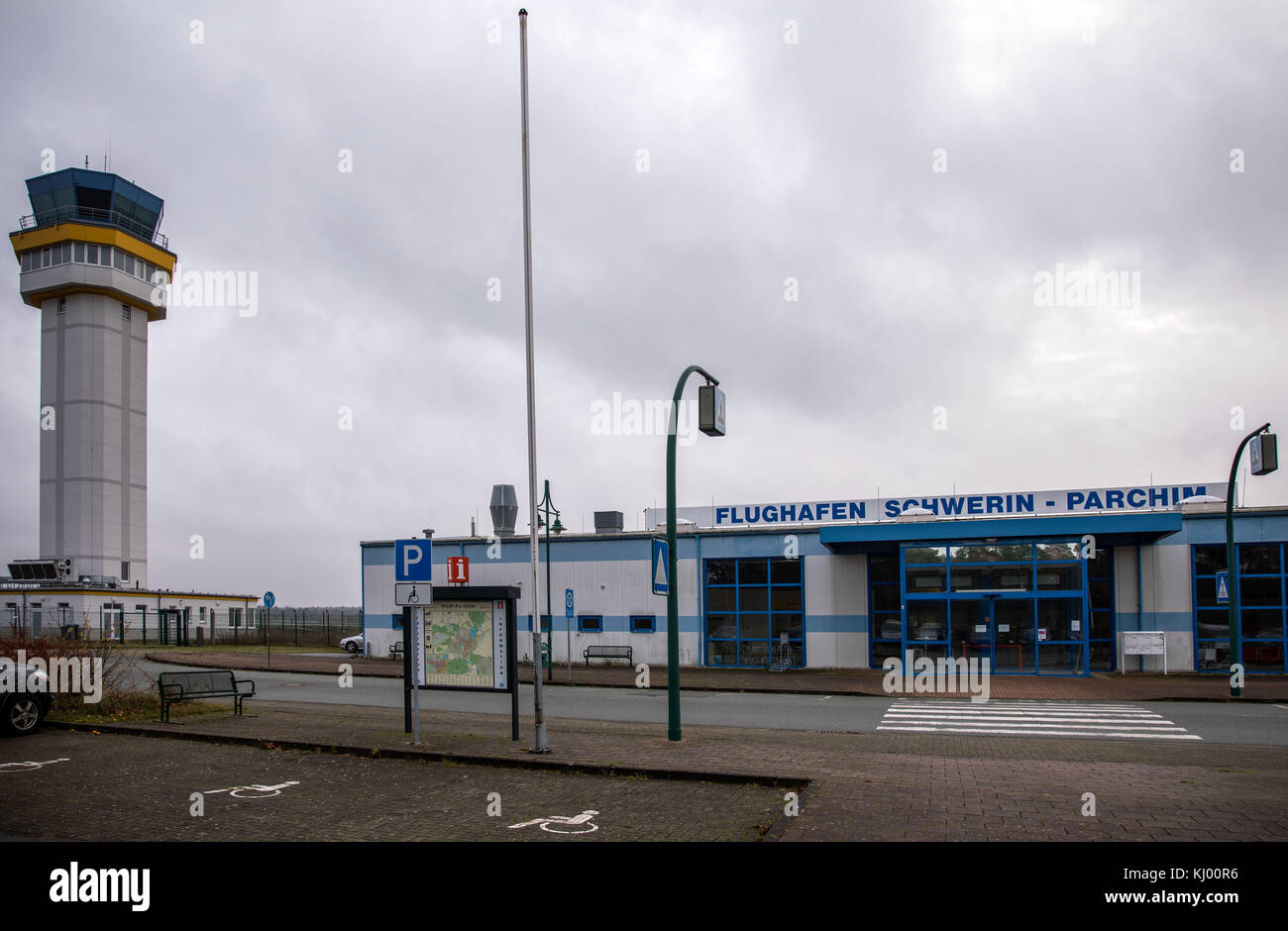 Parchim, Germany. 22nd Nov, 2017. The new tower stands next to the ...