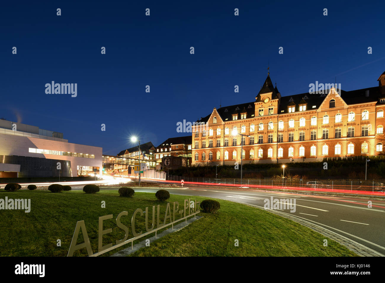 Tuttlingen, Germany. 22nd Nov, 2017. Cars passing in front of the ...