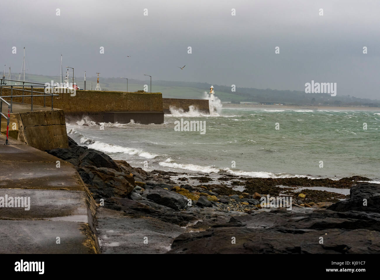 Wave hitting lighthouse hi-res stock photography and images - Alamy