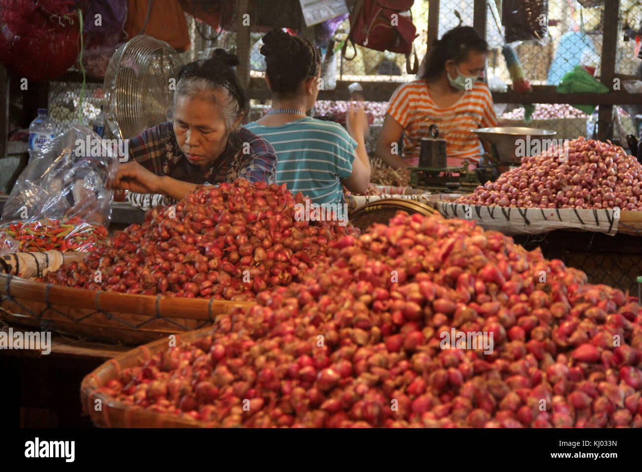 Surakarta, Indonesia. 20th Nov, 2017. Workers are sorting onions at ...