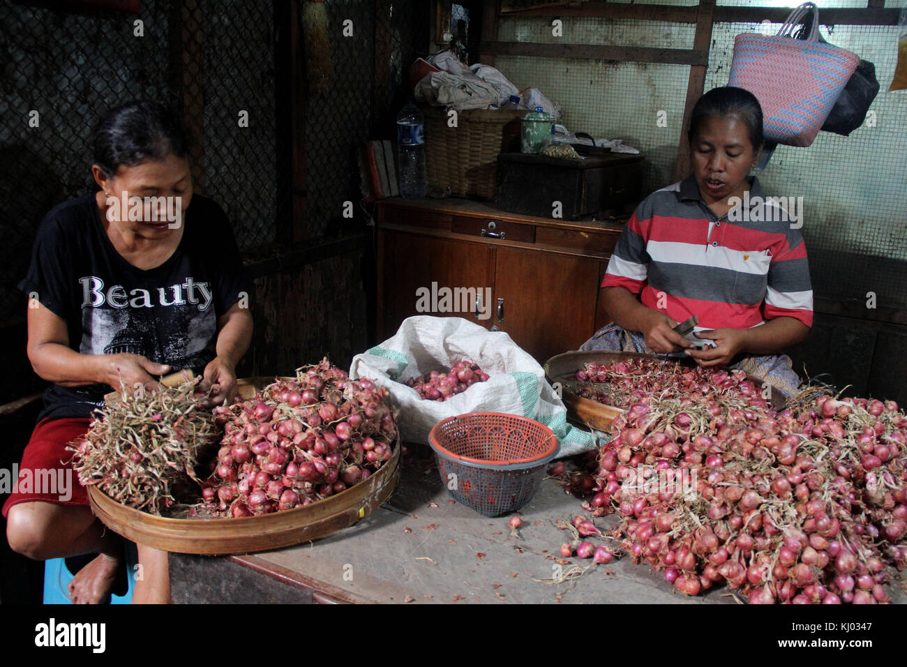 Surakarta, Indonesia. 20th Nov, 2017. Workers are sorting onions at ...