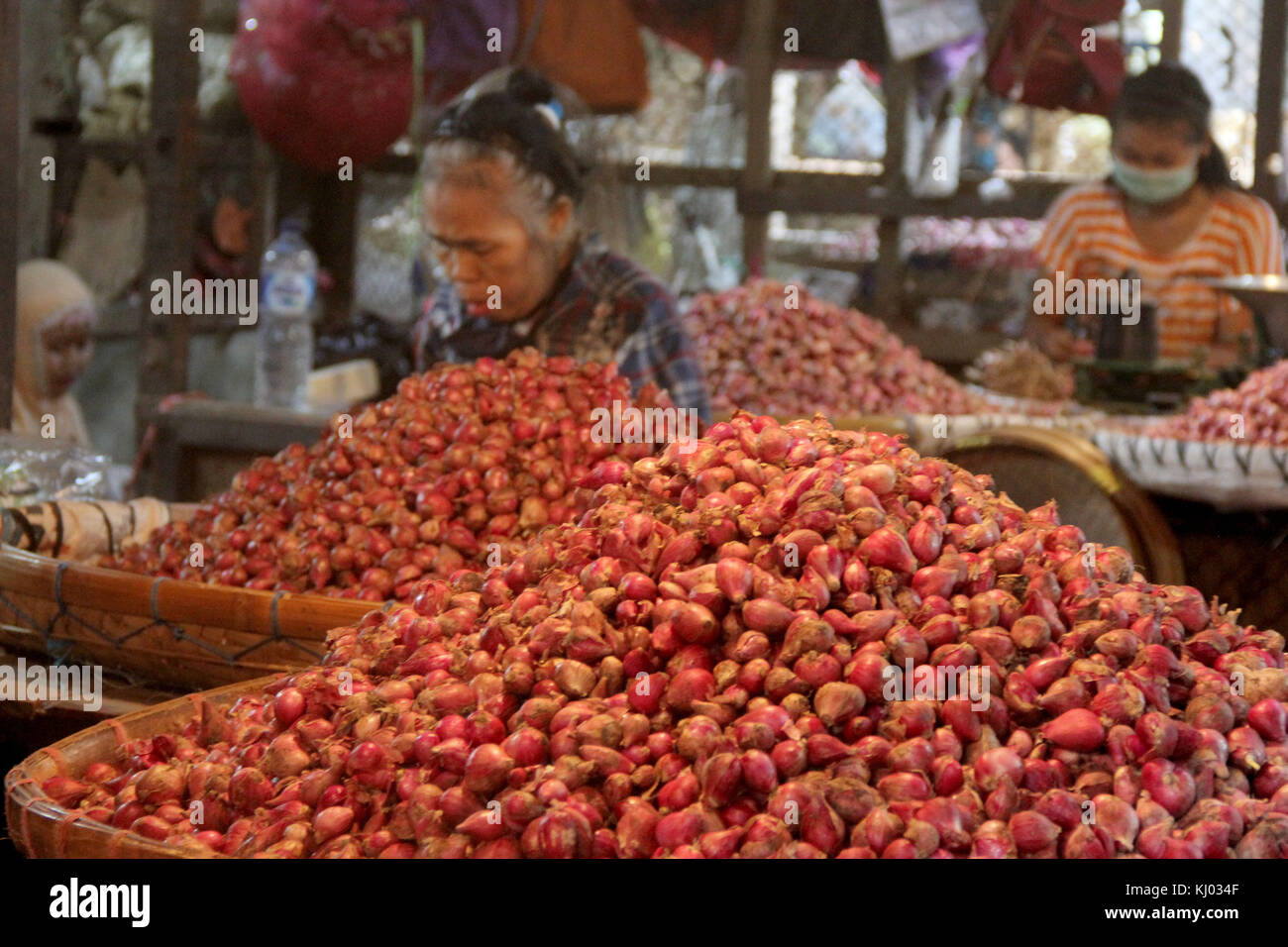 Surakarta, Indonesia. 20th Nov, 2017. Workers are sorting onions at ...
