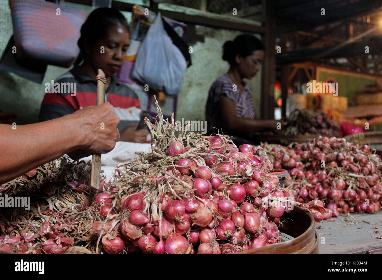 Surakarta, Indonesia. 20th Nov, 2017. Workers are sorting onions at ...