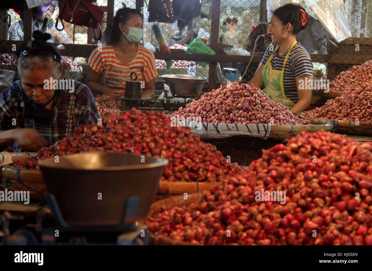 Surakarta, Indonesia. 20th Nov, 2017. Workers are sorting onions at ...