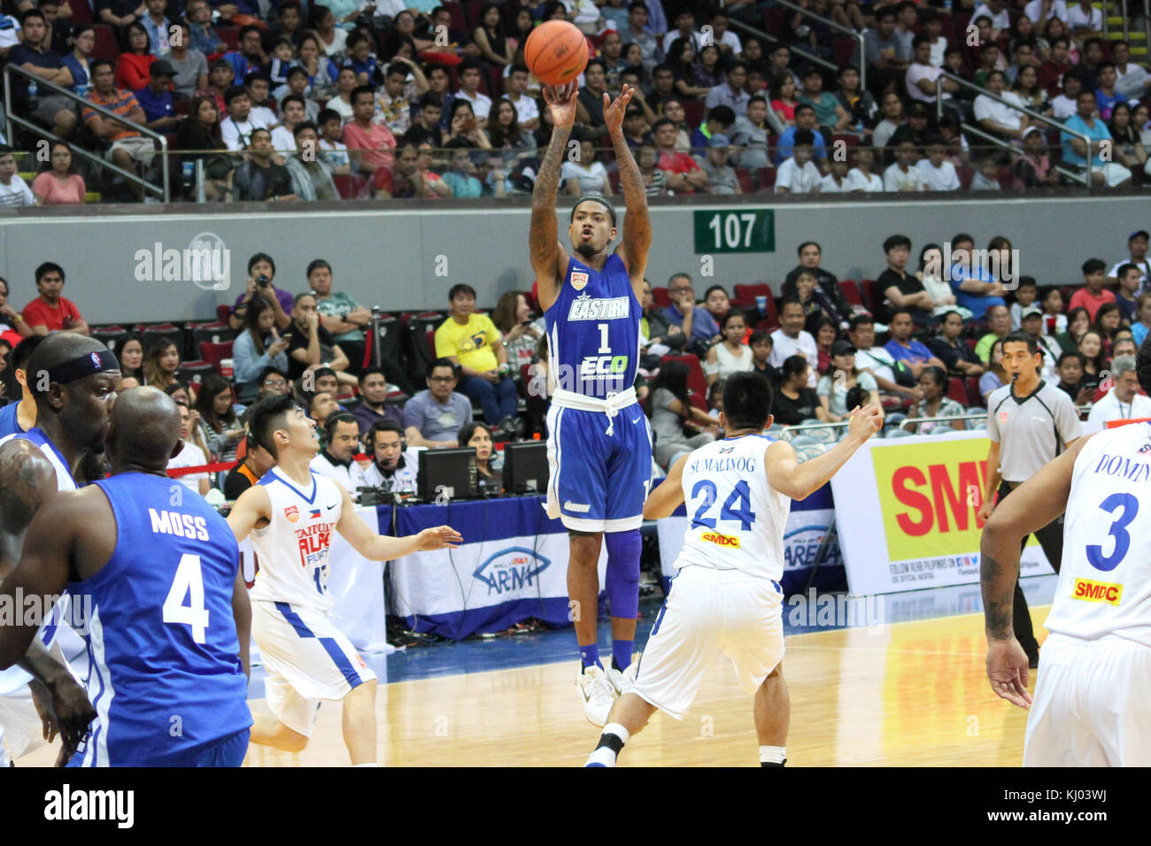 Pasay City, Philippines. 19th Nov, 2017. Tyler Lamb (1) of Hong Kong ...