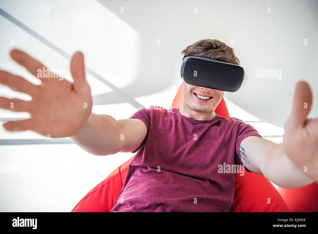 man in virtual reality headset Stock Photo - Alamy