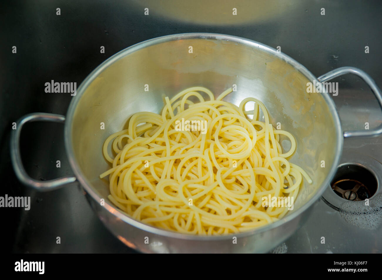 pot with spaghetti just drained Stock Photo - Alamy