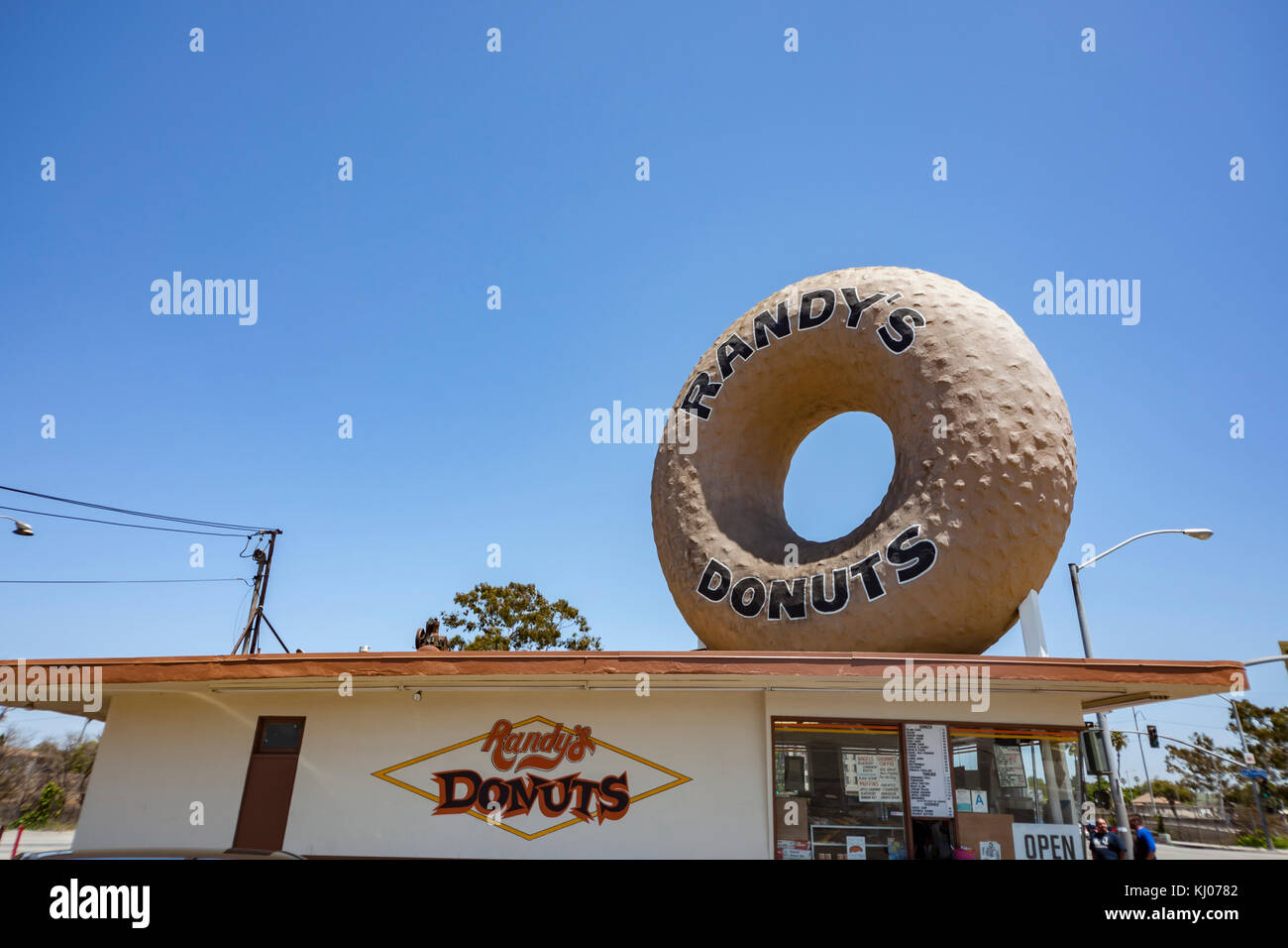 Randy's Donuts is a bakery and landmark building in Inglewood ...
