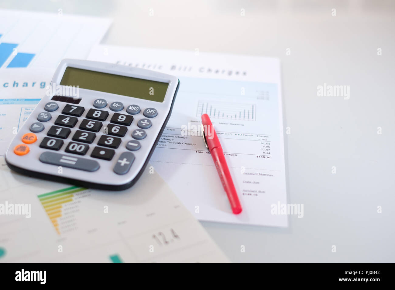 Business bill calculation hi-res stock photography and images - Alamy
