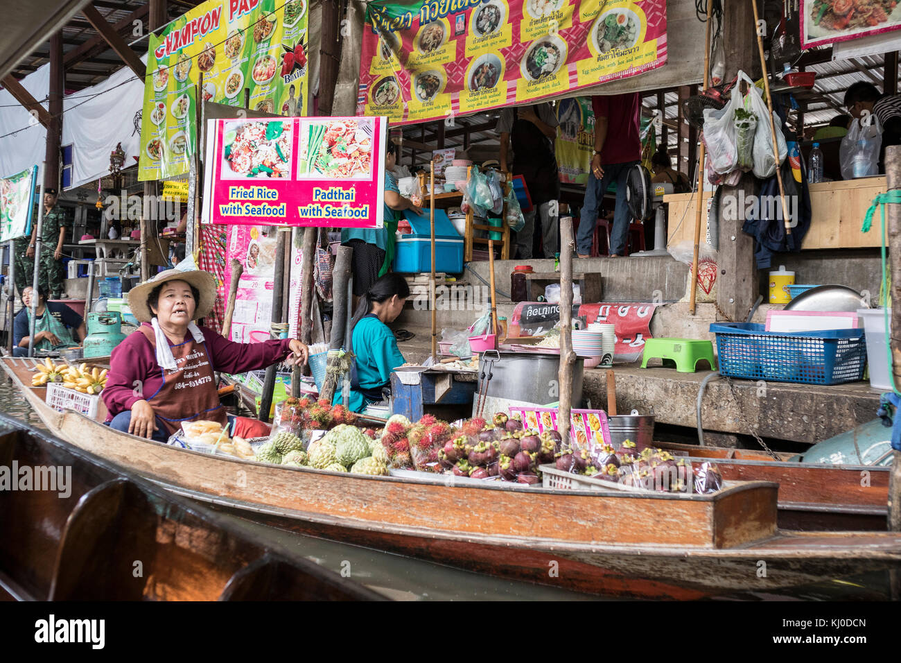 Boats and stalls on the Damnoen Saduak Floating Market near Bangkok ...