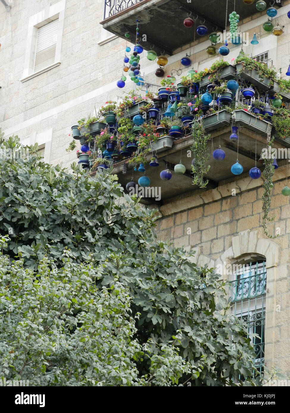 Israel 15329 Terrace in Musrara neighborhood Jerusalem Stock Photo - Alamy