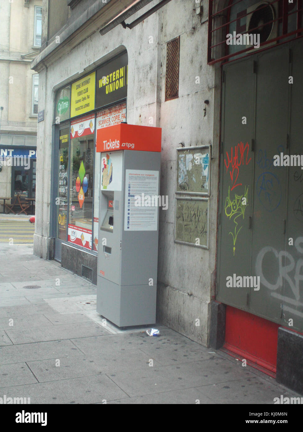 Modern vending machine hi-res stock photography and images - Alamy