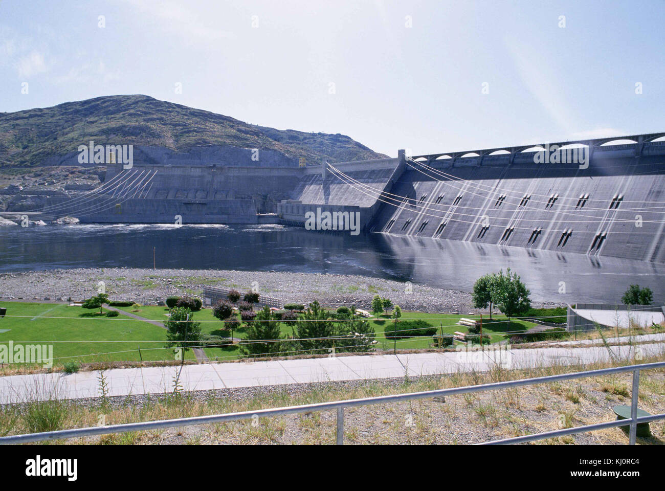 Hydro electric dam building Stock Photo - Alamy