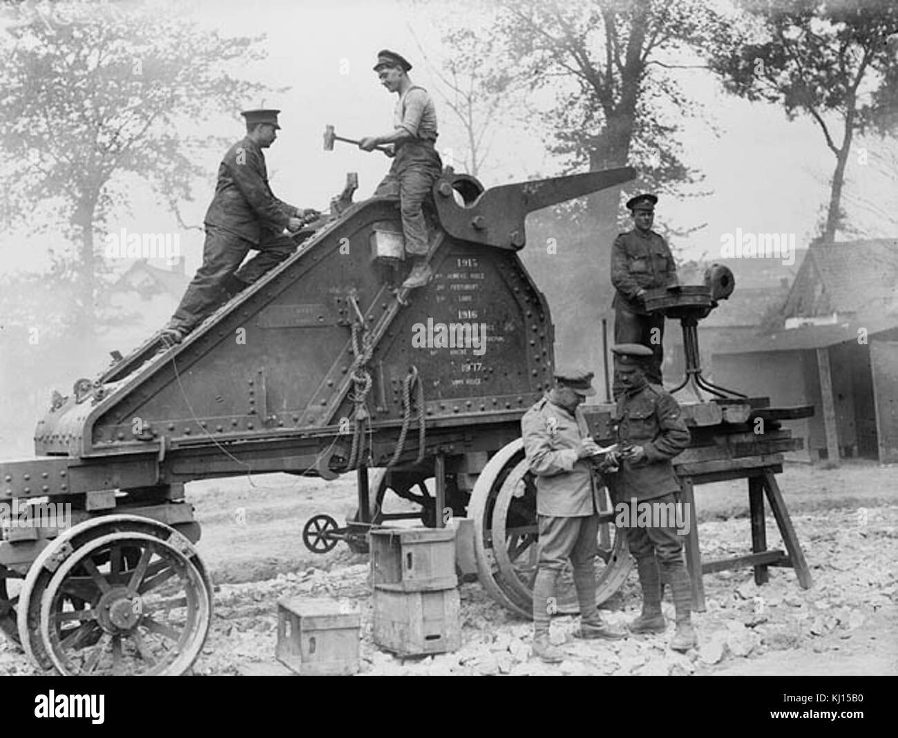 15 inch Howitzer base riveting LAC 3194250 Stock Photo - Alamy
