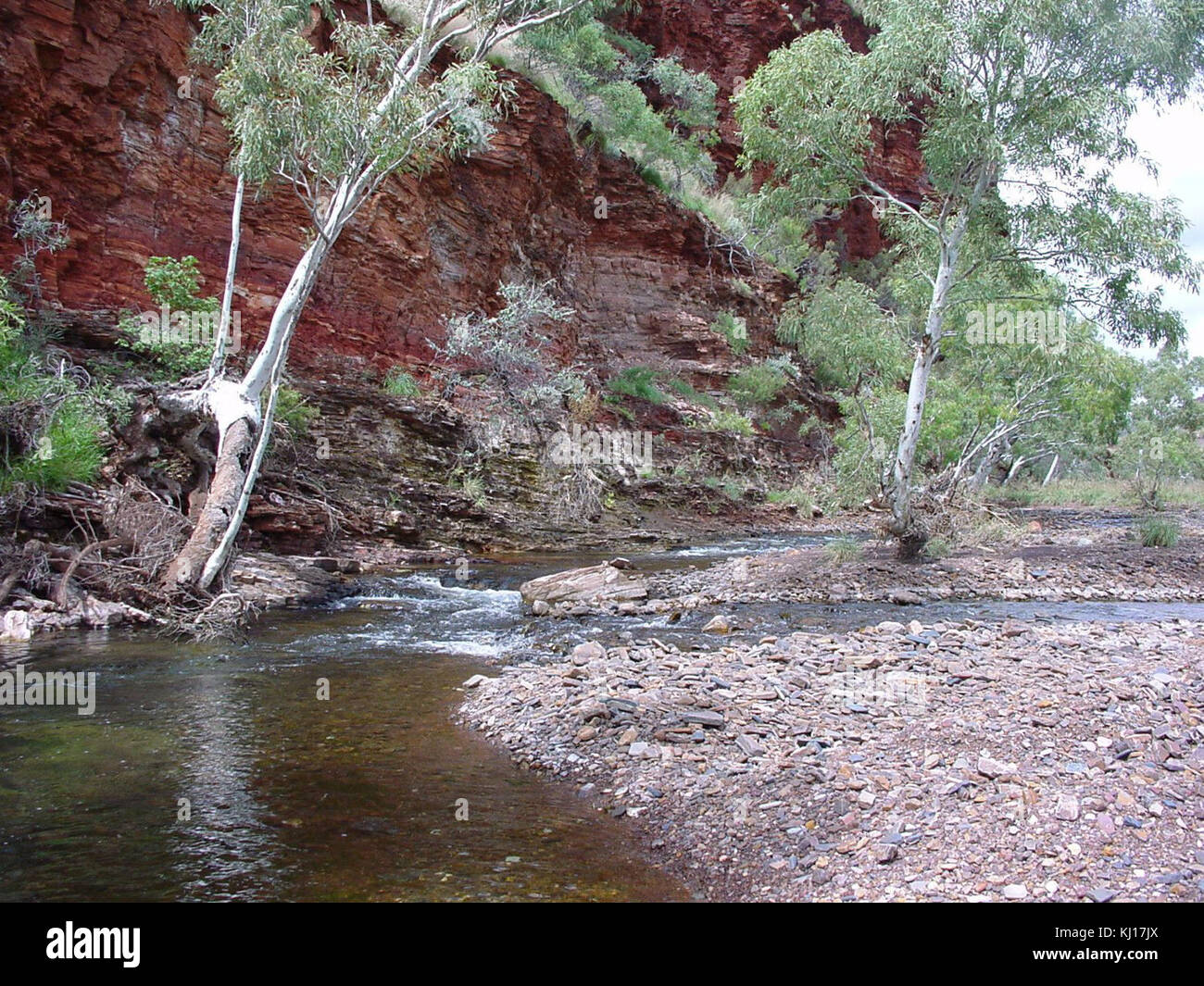 Creek bed rock strata wittenoom gorge Stock Photo - Alamy