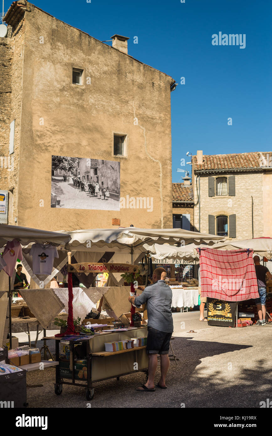 Street market, Gordes, Provence, France, Europe Stock Photo - Alamy