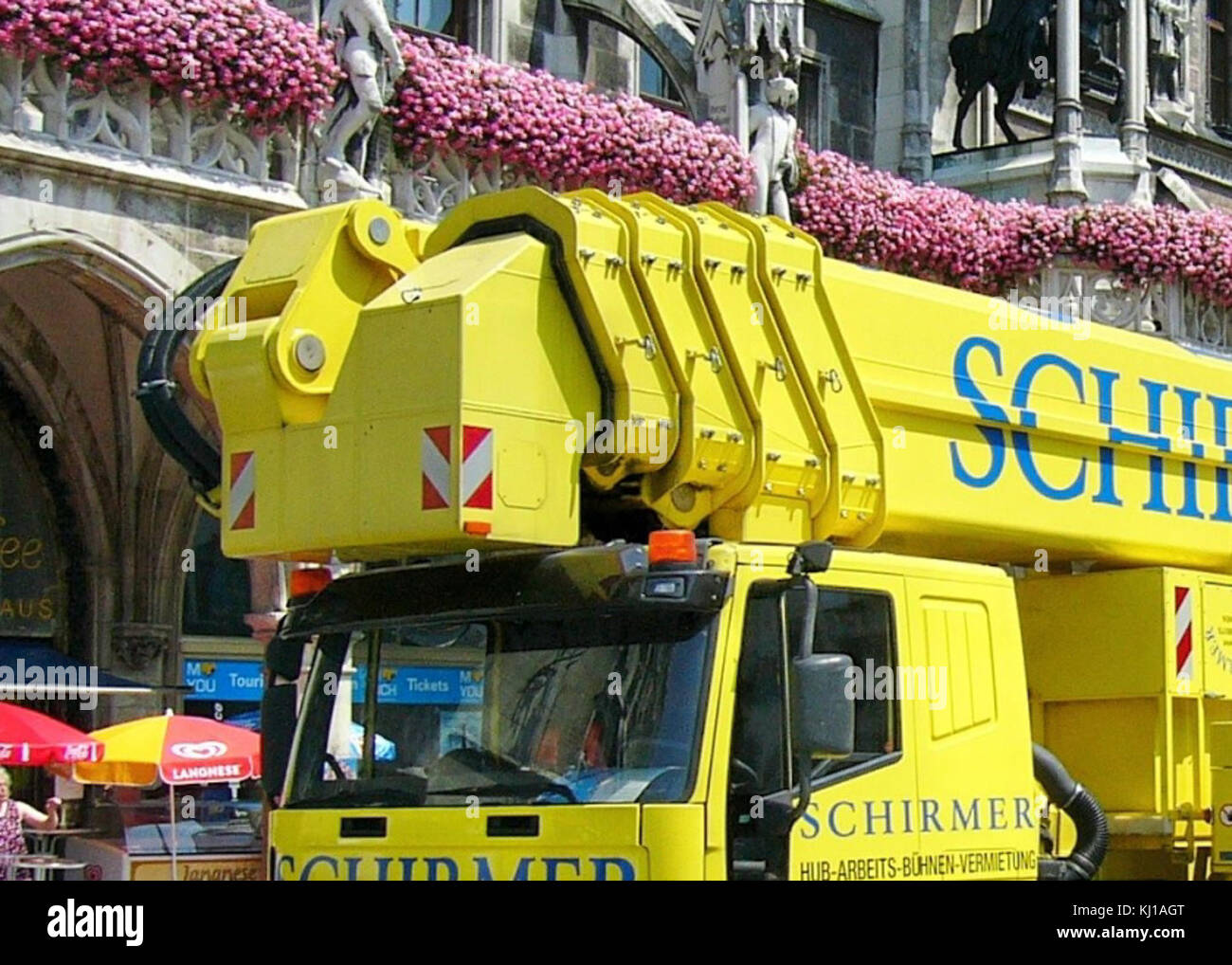 Ancient mobile crane hi-res stock photography and images - Alamy