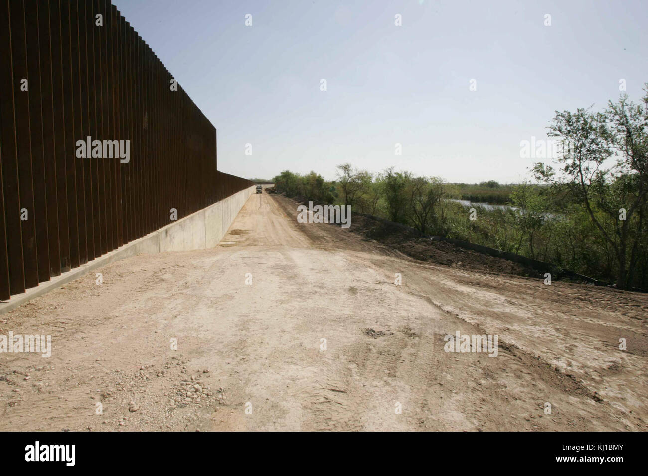 New border line wall Stock Photo - Alamy