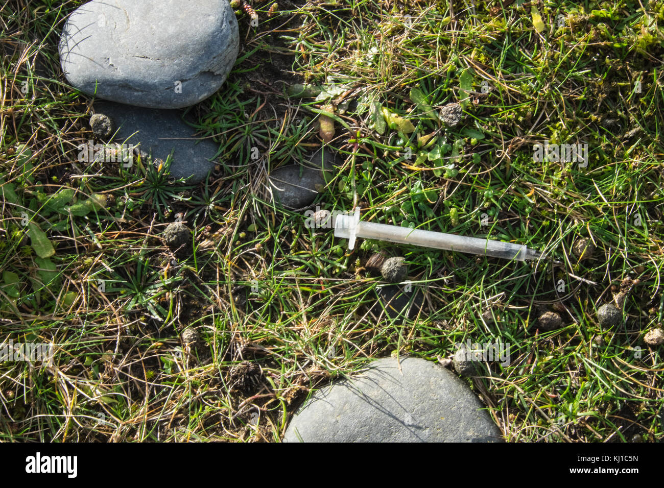 Syringe on beach hi-res stock photography and images - Alamy