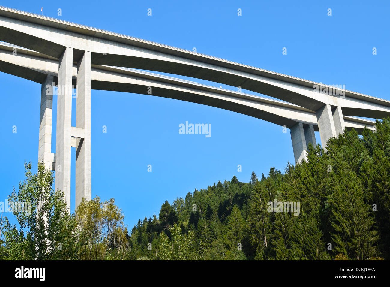 Bottom of highway bridge hi-res stock photography and images - Alamy