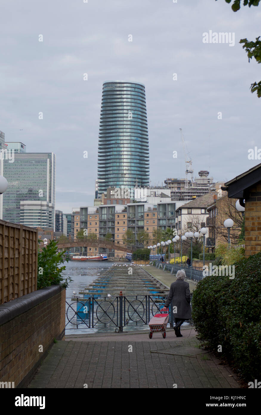 Clippers Quay luxury private marina development with Canary Wharf ...