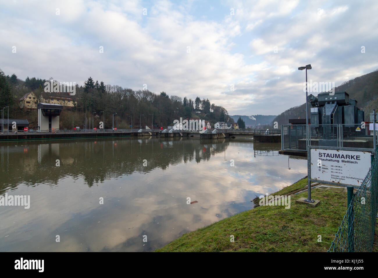 Sluice gate chain hi-res stock photography and images - Alamy