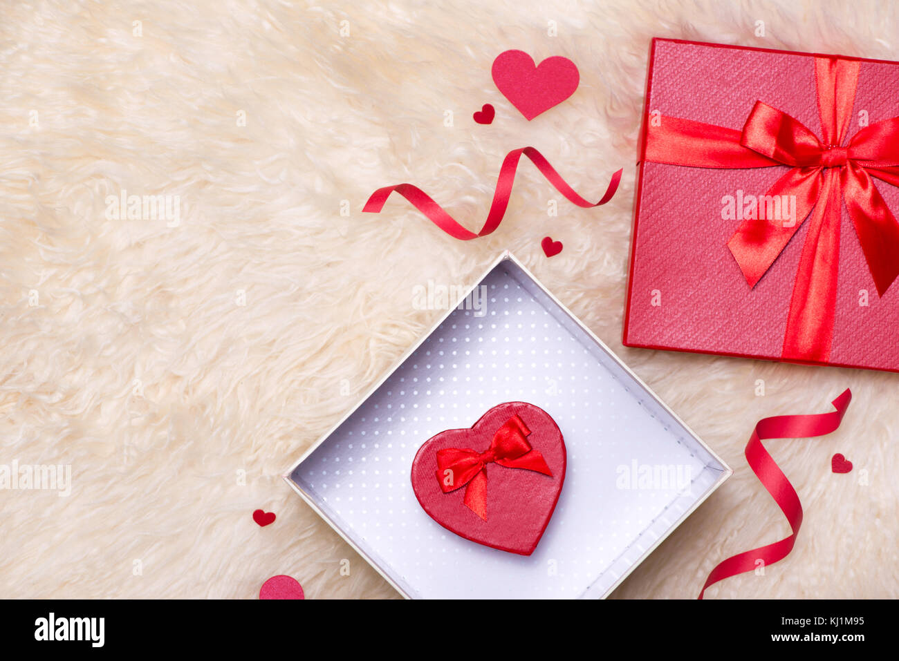 Love Concept. Top view of red gift boxes with bow Stock Photo - Alamy