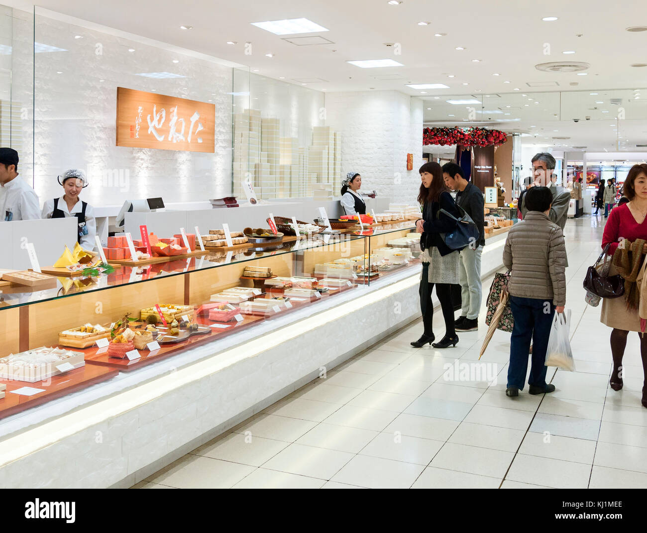 Japan department store food hall hi-res stock photography and images ...