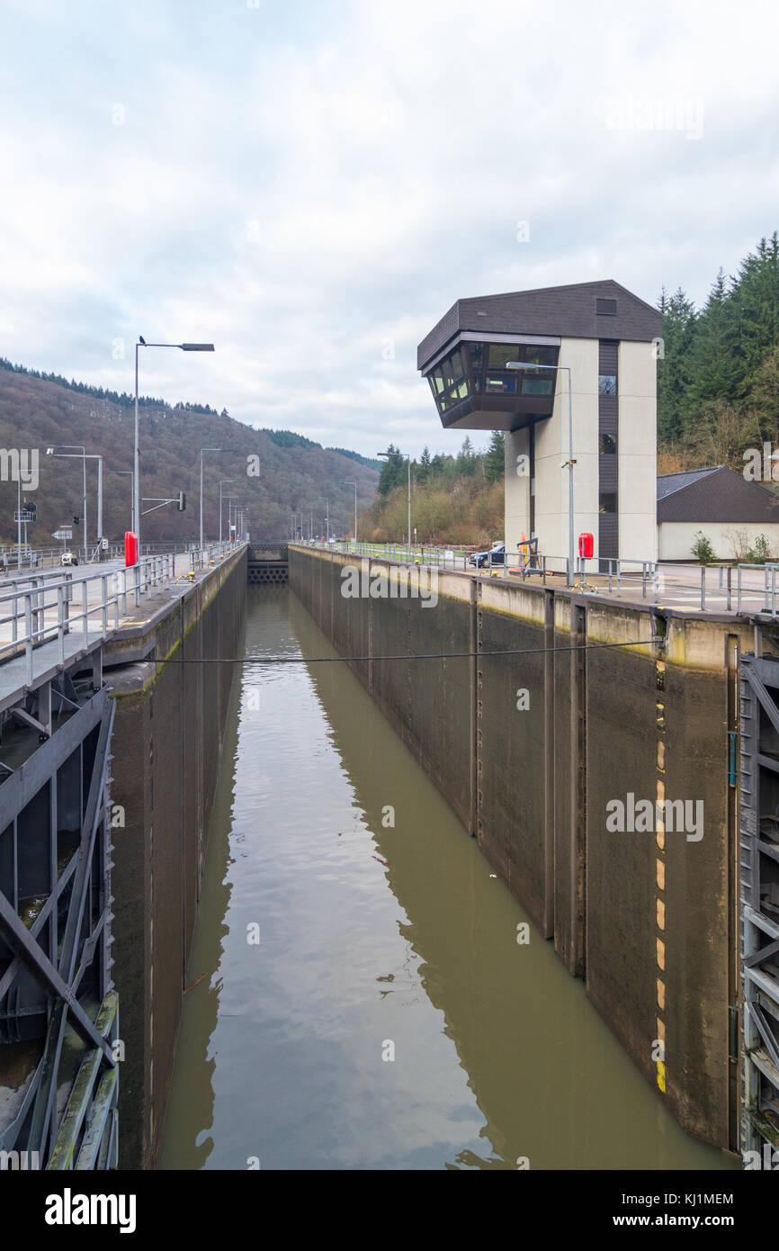 Sluice gate chain hi-res stock photography and images - Alamy