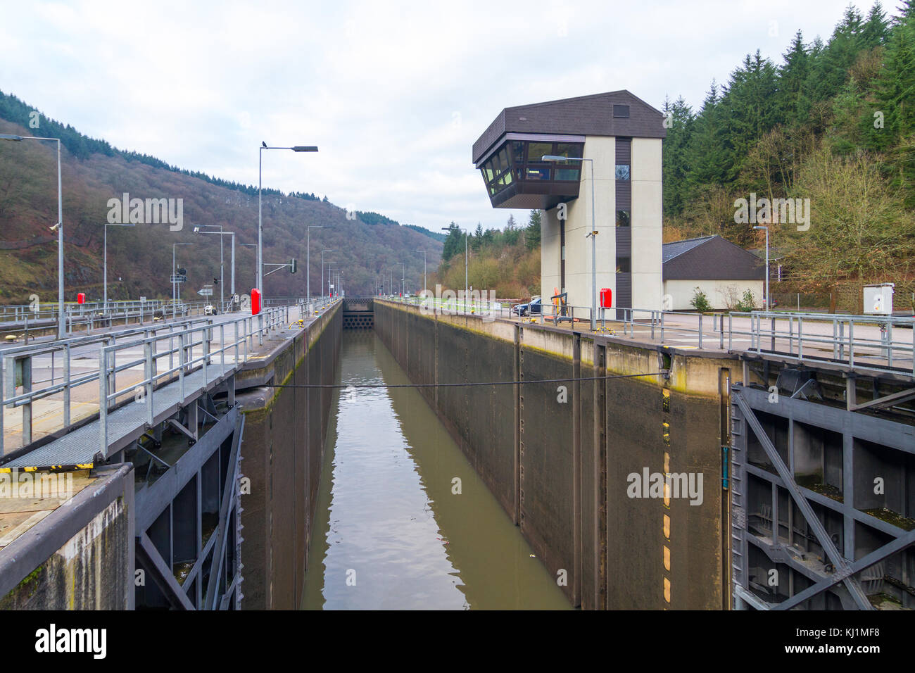 Sluice gate chain hi-res stock photography and images - Alamy