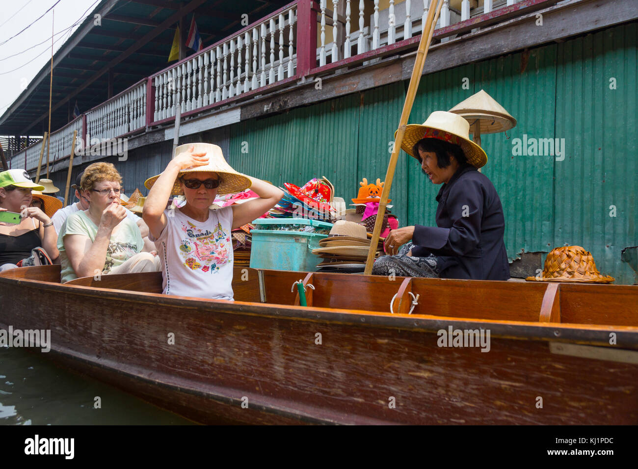 Damnoen Saduak floating market Stock Photo - Alamy