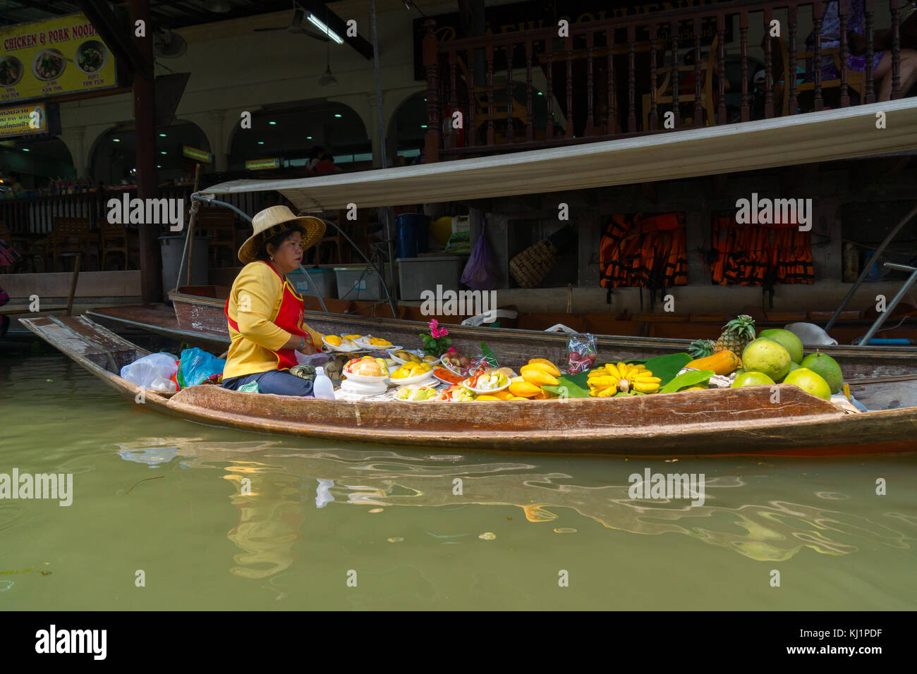 Damnoen Saduak floating market Stock Photo - Alamy