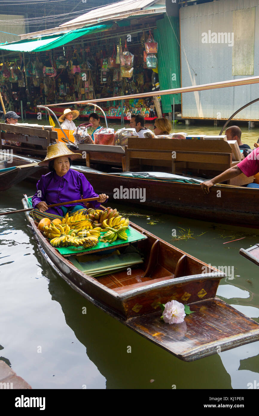 Damnoen Saduak floating market Stock Photo - Alamy