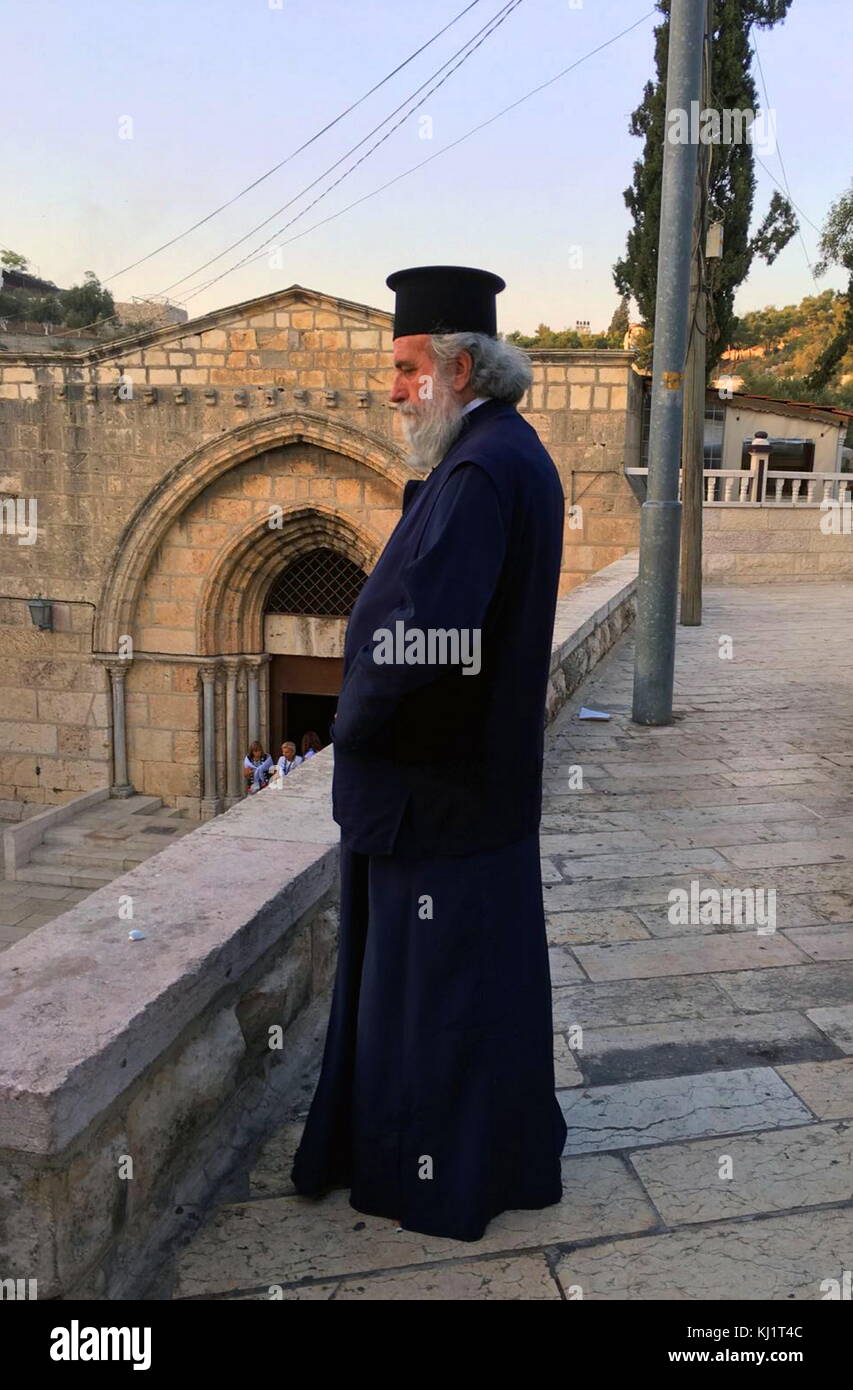 Jerusalem greek orthodox christian priest hi-res stock photography and ...