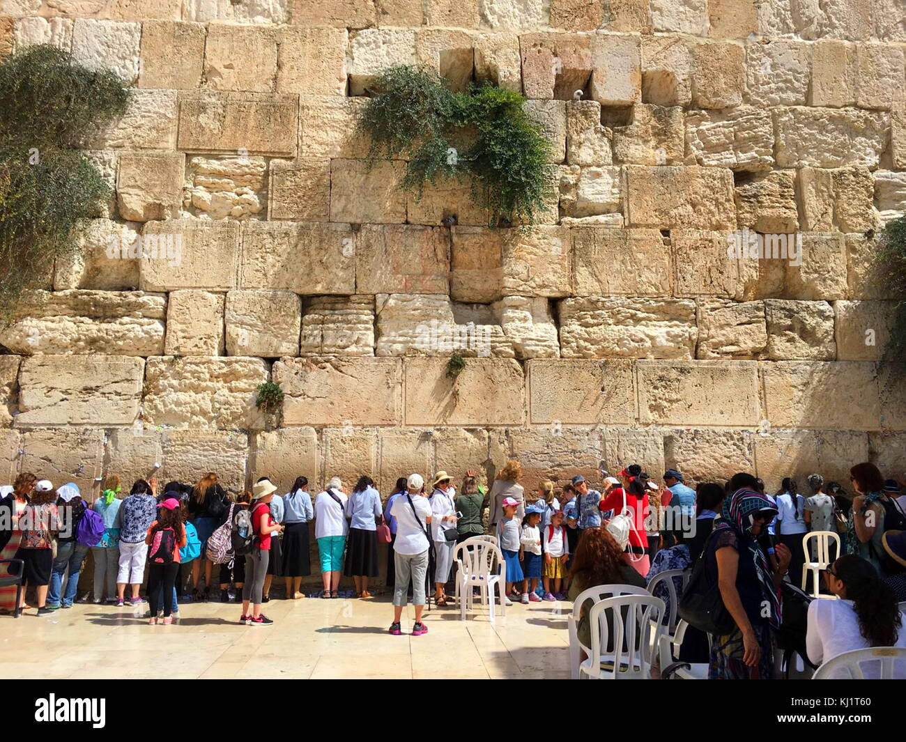Women praying wailing wall hi-res stock photography and images - Alamy