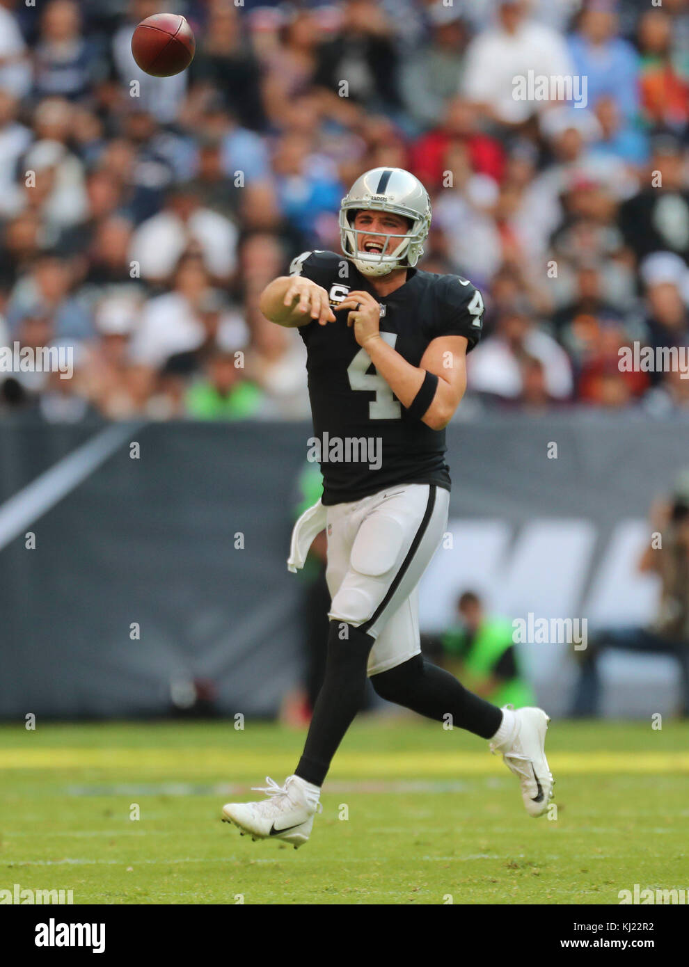 Nov 19, 2017; Mexico City, MEX, USA; Oakland Raiders quarterback Derek ...